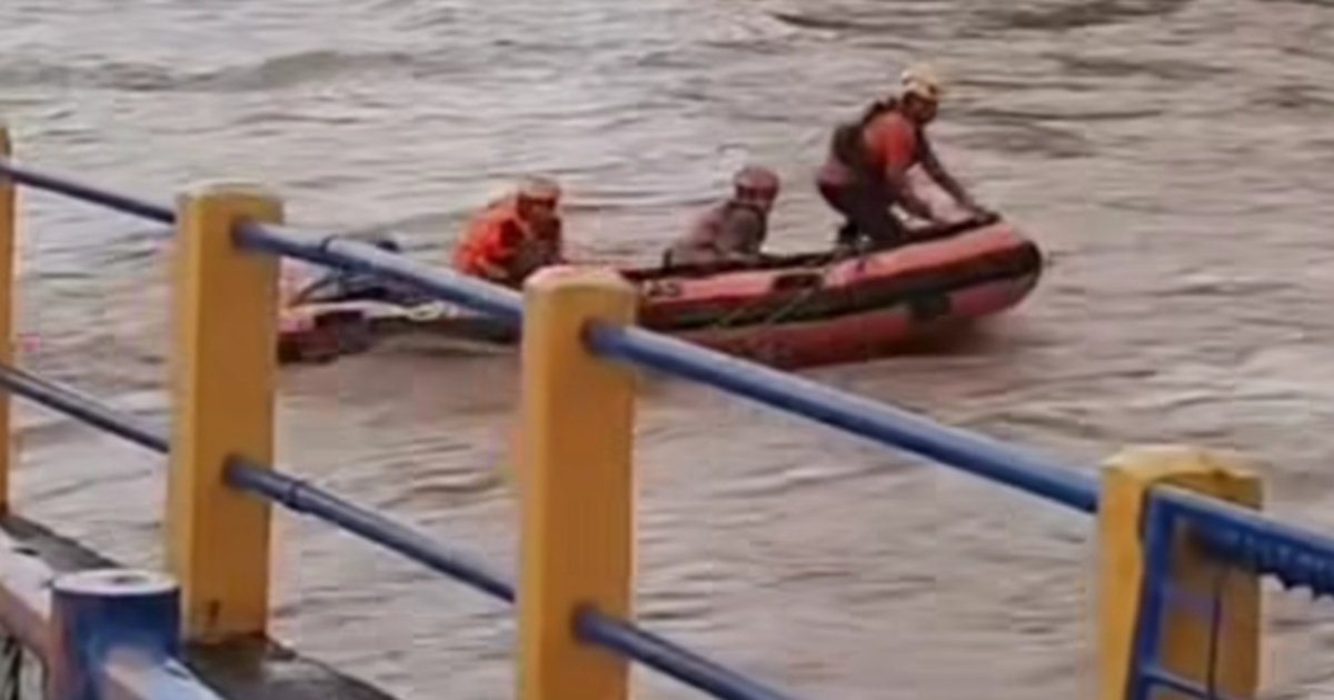 Detik-Detik Menegangkan Tim SAR Terseret Arus Deras Banjir Bendungan Maros Usai Perahu Terbalik ...