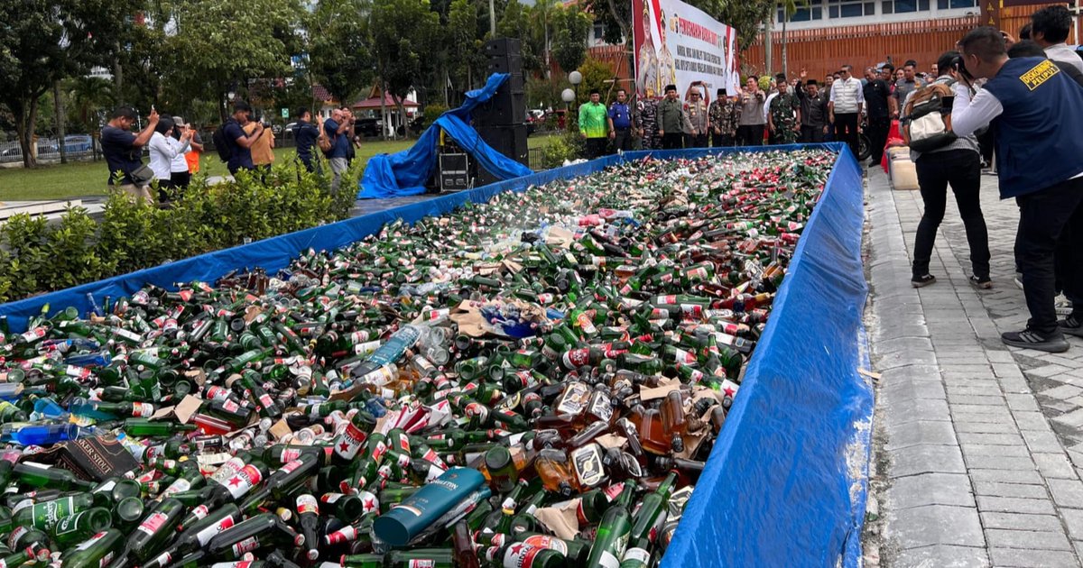 Jelang Ramadan, Polda Riau Musnahkan Ratusan Kilogram Narkoba dan Ribuan Botol Miras - merdeka.com