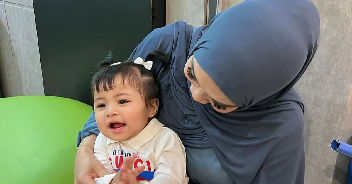 Penyayang Cucu, 4 Potret Rieta Amilia Saat Momong hingga Suapi Baby Lily yang Sangat ...