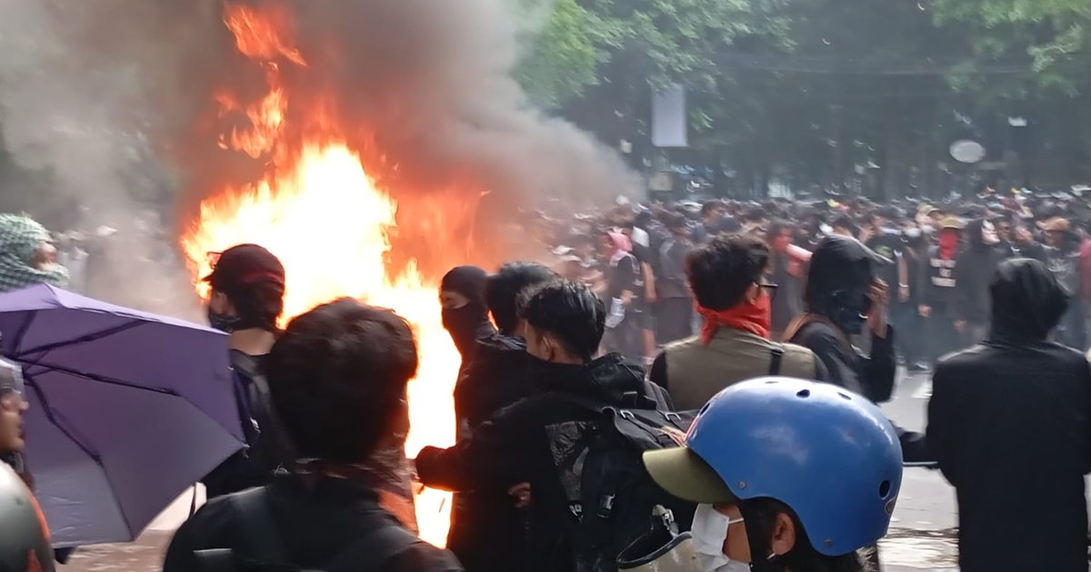 Demo soal UU TNI di Bandung Berakhir Ricuh, Massa & Polisi Saling Kejar ...