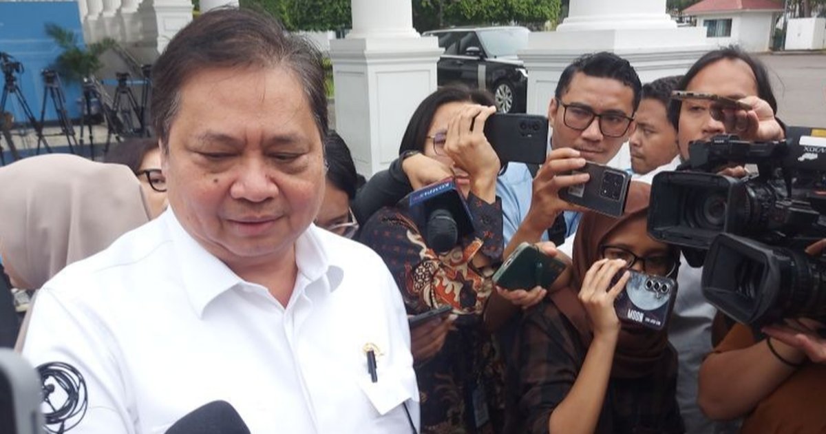 VIDEO: Airlangga Tunjuk Wartawan Bantah Mundur Jadi Menko Usai Temui Prabowo: Siapa yang Nitip ...