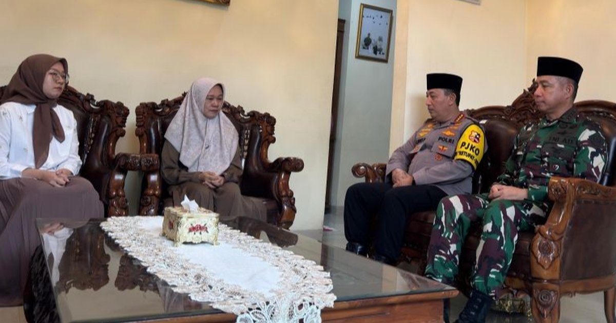 VIDEO: Komitmen Kapolri & Panglima, Datangi Keluarga Polisi Gugur Korban Penembakan TNI di ...