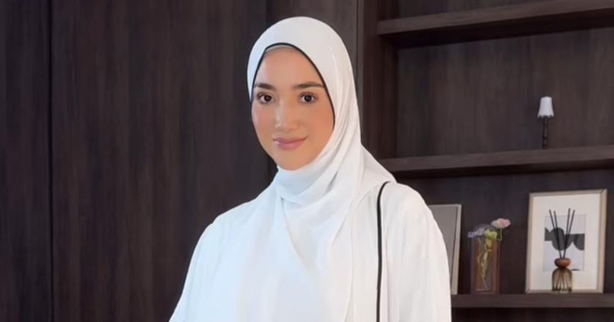5 Potret Gaya Abaya Erica Putri yang Elegan dan Minimalis, Inspirasi ...