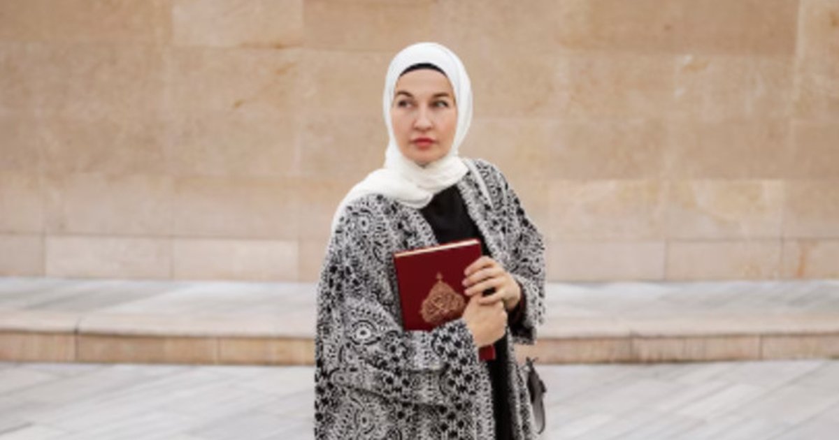 5 Model Atasan Brokat yang Simpel Tapi Elegan, Bikin Penampilanmu Makin ...