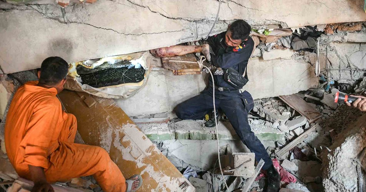 FOTO: Tim SAR Mencari Korban Selamat di Mandalay, Kota dengan Kerusakan ...