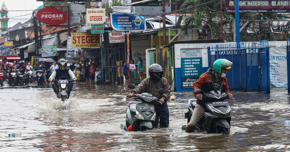 FOTO: Kondisi Terkini Jalan Penghubung Tangerang-Jakarta Lumpuh Akibat Banjir - merdeka.com
