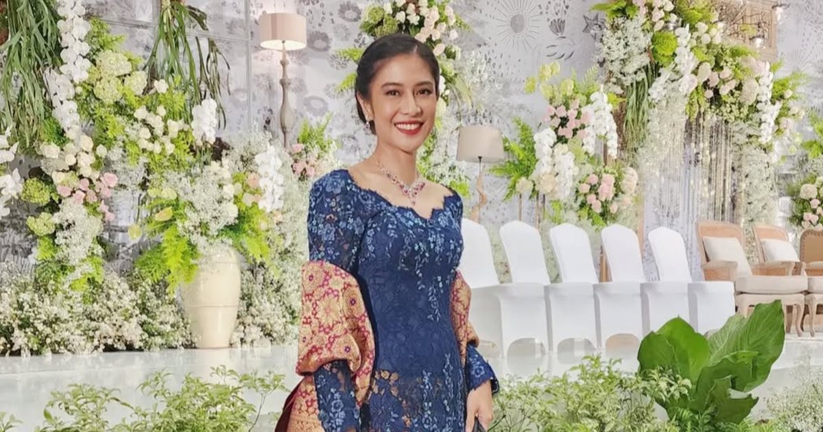 Inspirasi Untuk Tampilan Kasual hingga Formal, Intip 5 Potret Cantik Dian Sastrowadoyo Kenakan ...