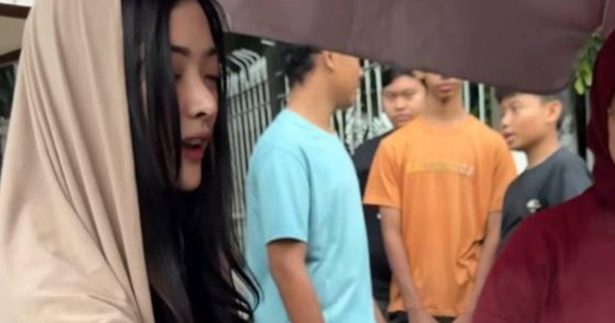 Momen Kocak Dara Sarasvati Berburu Takjil, Tiba-Tiba Dikasih Pantun Tukang Parkir - merdeka.com