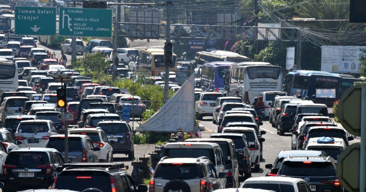 Imbas One Way Jalur Puncak Macet Hingga 12 Kilometer, Kendaraan Tak Bergerak - merdeka.com