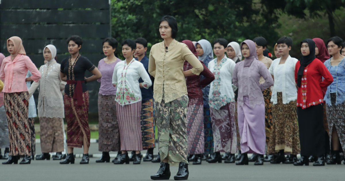 Barisan Wanita Berkebaya dan Bersepatu PDL Menyambut Hari Kartini di ...