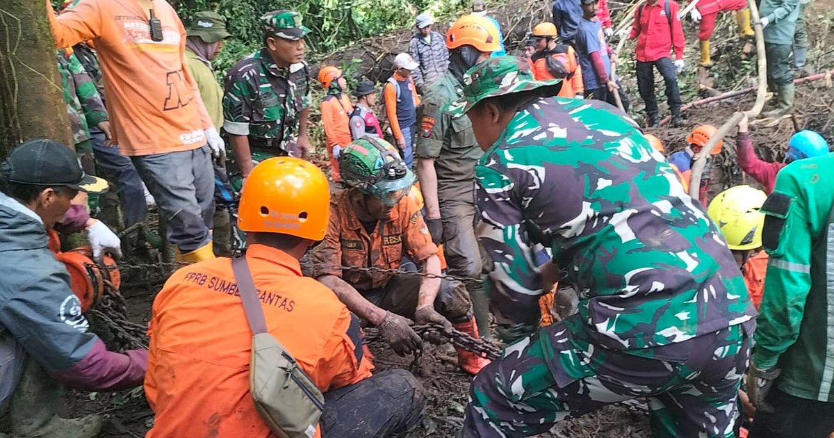 TNI Bantu Tim SAR Evakuasi Longsor Mojokerto, Turunkan Satu Pleton - merdeka.com