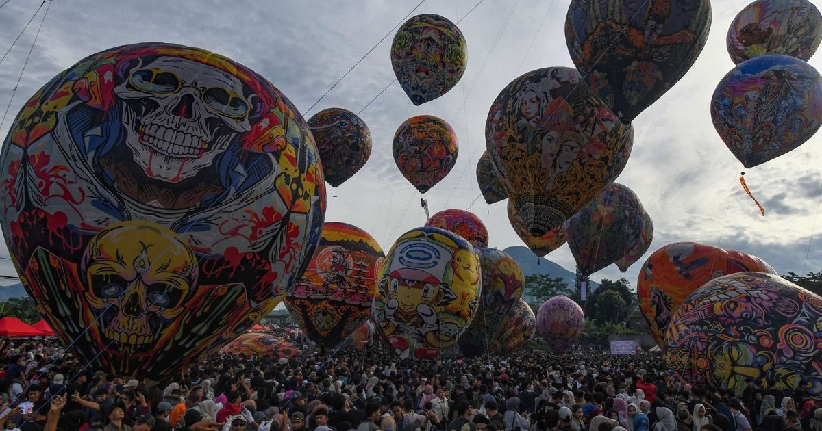 FOTO: Tradisi Unik Lebaran, Langit Wonosobo Dihiasi Keindahan Warna ...