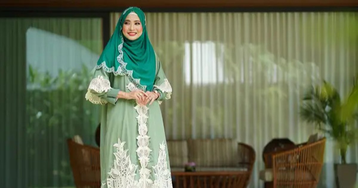 8 Inspirasi Model Gamis Terbaru untuk Wanita Usia 60-an, Modis dan Nyaman Dipakai Sepanjang Hari ...