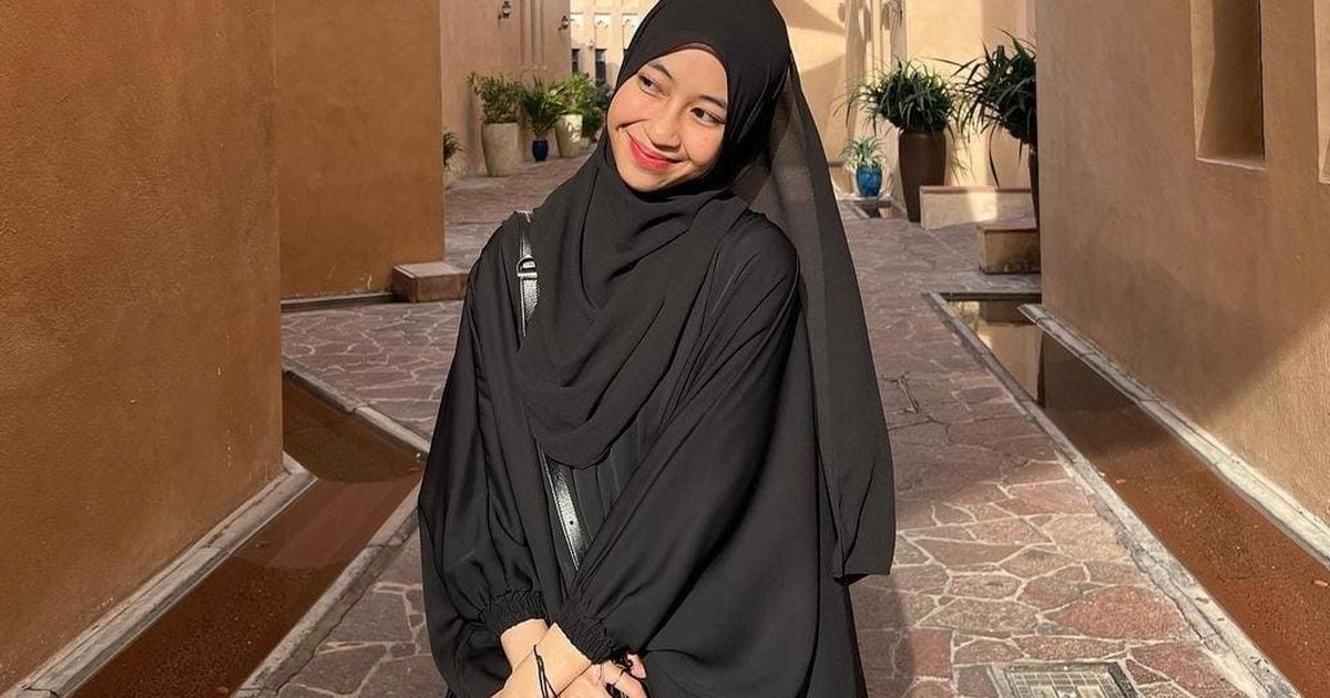 5 Model Gamis Hitam Polos Terbaru untuk Remaja, Tampil Stylish dan ...