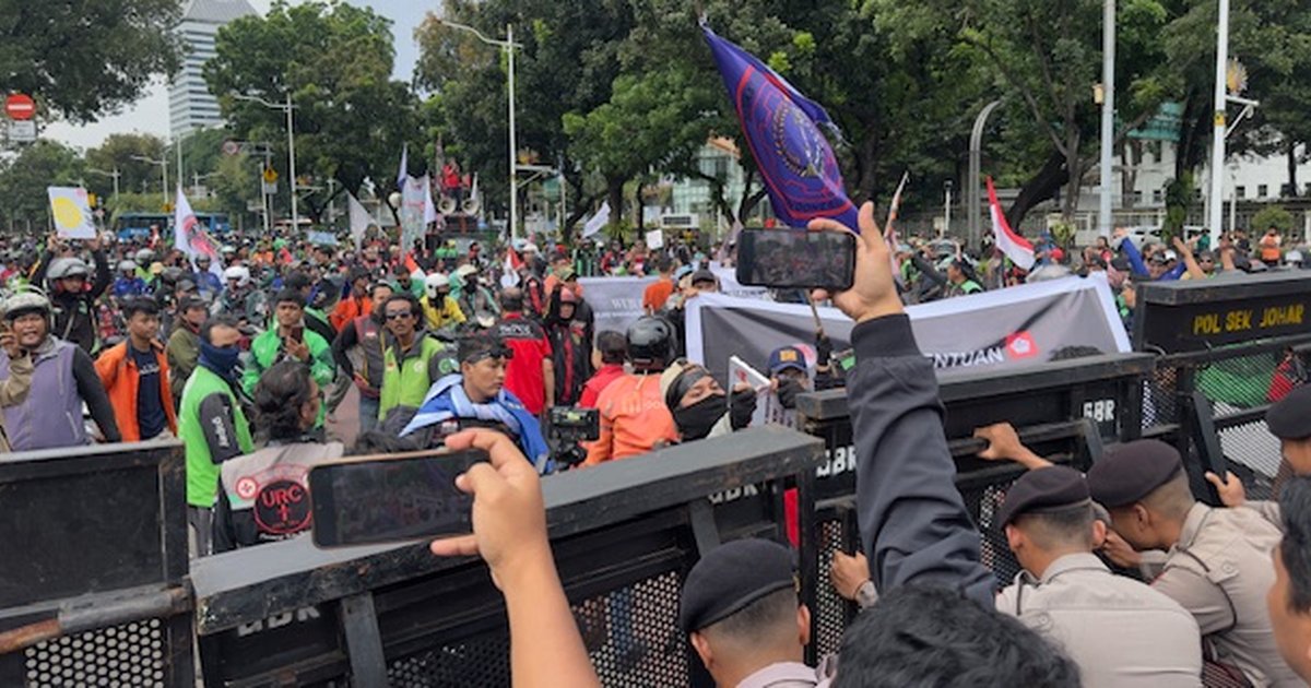 Demo Ojol Memanas, Massa Emosi Dibatasi Pagar Pembatas Menuju Patung Kuda dan Kantor Kemenhub ...