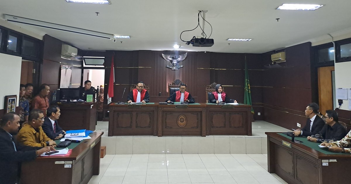 Sidang Perdana Gugatan Rektor UGM, Komardin Minta Semua Dokumen Terkait Jokowi Diuji - merdeka.com