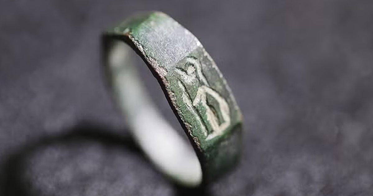 Sedang Mendaki Gunung, Seorang Bocah Temukan Cincin Romawi Berusia 1.800 Tahun Bergambar Sosok ...