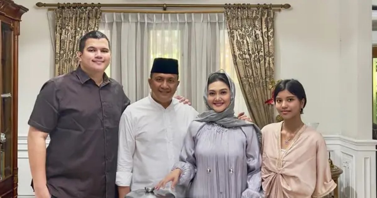 8 Potret Kedekatan Bella Saphira dengan Anak Sambung, Penuh Haru di Momen Pernikahan Sang Putra ...