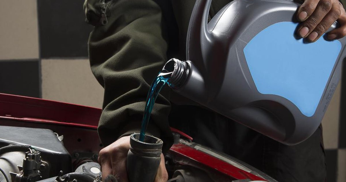 Metode yang Tepat dan Aman untuk Mengisi Air Radiator Mobil - merdeka.com