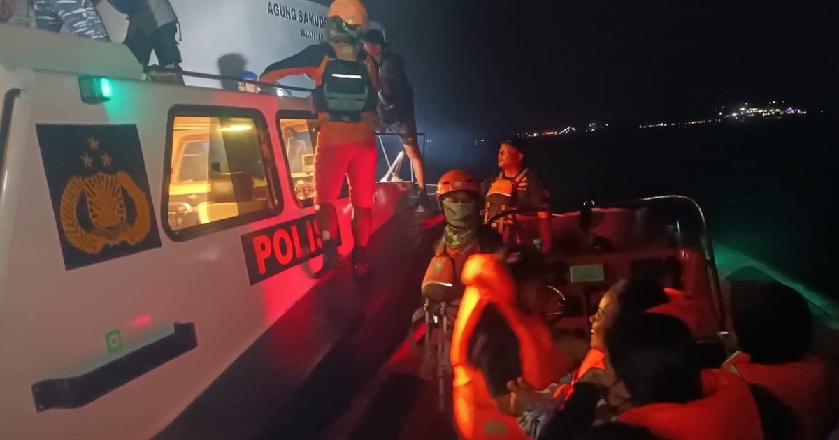 KMP Agung Samudra 9 Kandas di Perairan Gilimanuk, 49 Penumpang Dievakuasi Selamat - merdeka.com