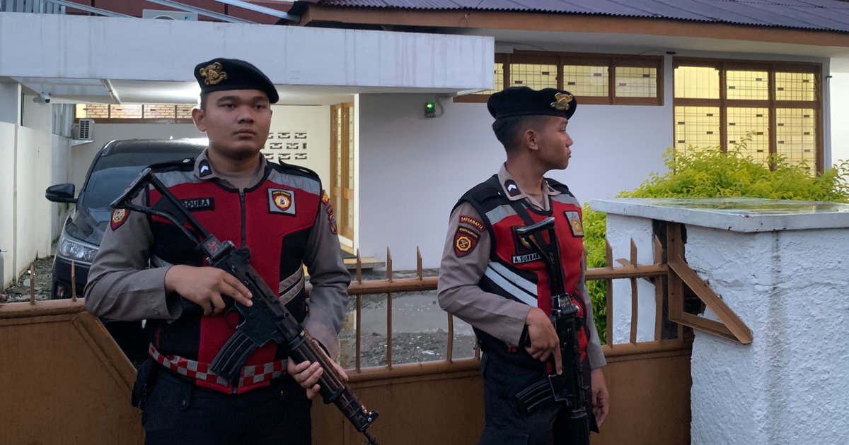 Dikawal Polisi Bersenjata, KPK Geledah Dua Kantor Dinas PUPR Sumut di Medan - merdeka.com