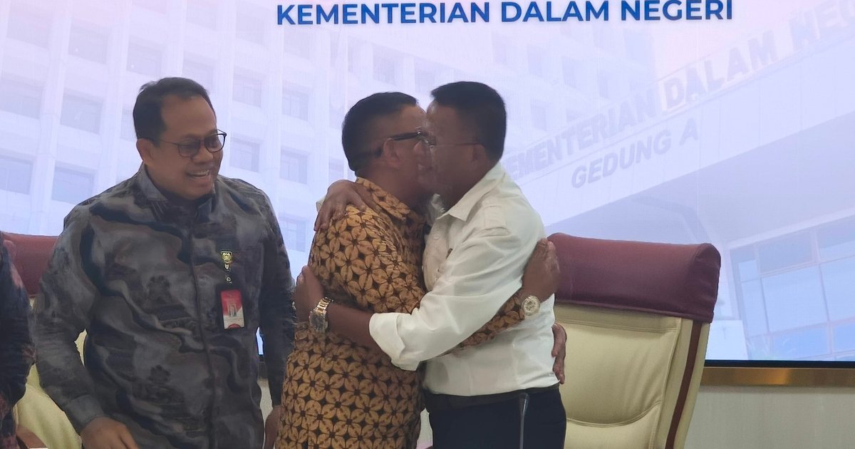 VIDEO: Wali Kota Prabumulih Minta Maaf Usai Heboh Pecat Kepsek SMP, Berakhir Pelukan - merdeka.com