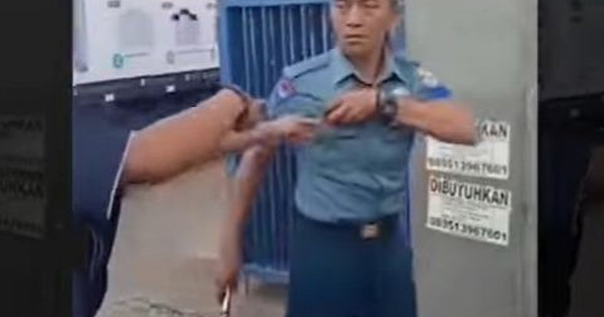 VIDEO: Pria Berseragam TNI AL Diduga Ngamuk Bogem Sopir Pikap, Kesal Mobilnya Disalip - merdeka.com