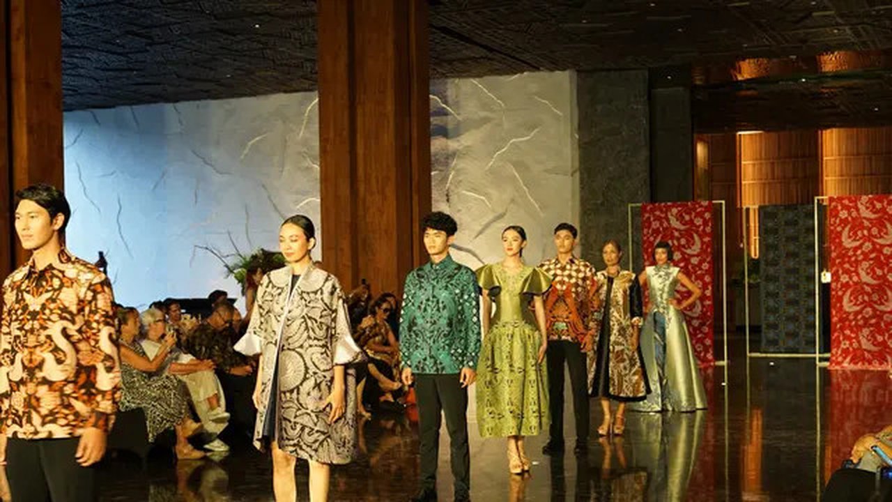 Mengenang Kembali Iwan Tirta, Sang Maestro Batik Karyanya jadi Favorit ...