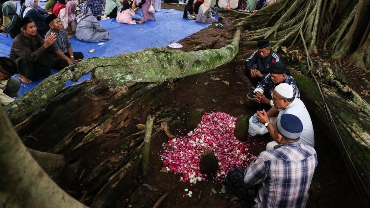 Mengapa Imam Muslim Mencium Kaki Gurunya? Memahami Adab Menghormati ...