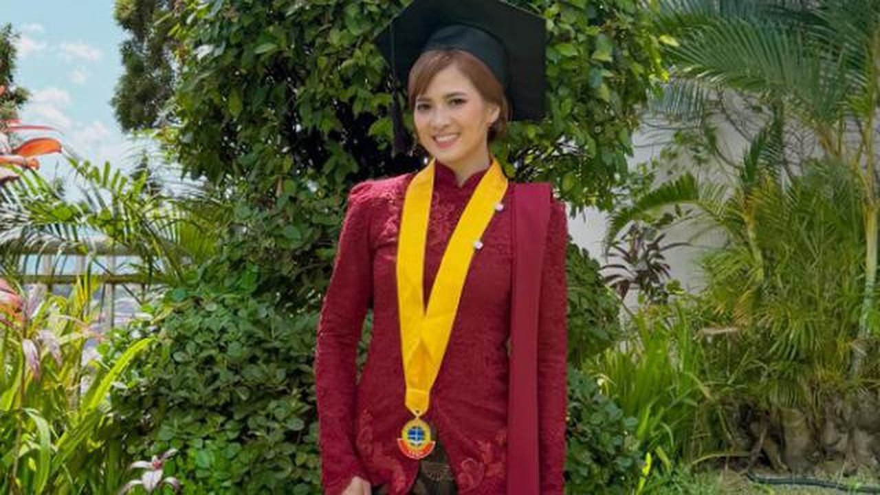 Cantik dan ELegan, Potret Chika Jessica saat Wisuda Sarjana Mengenakan ...