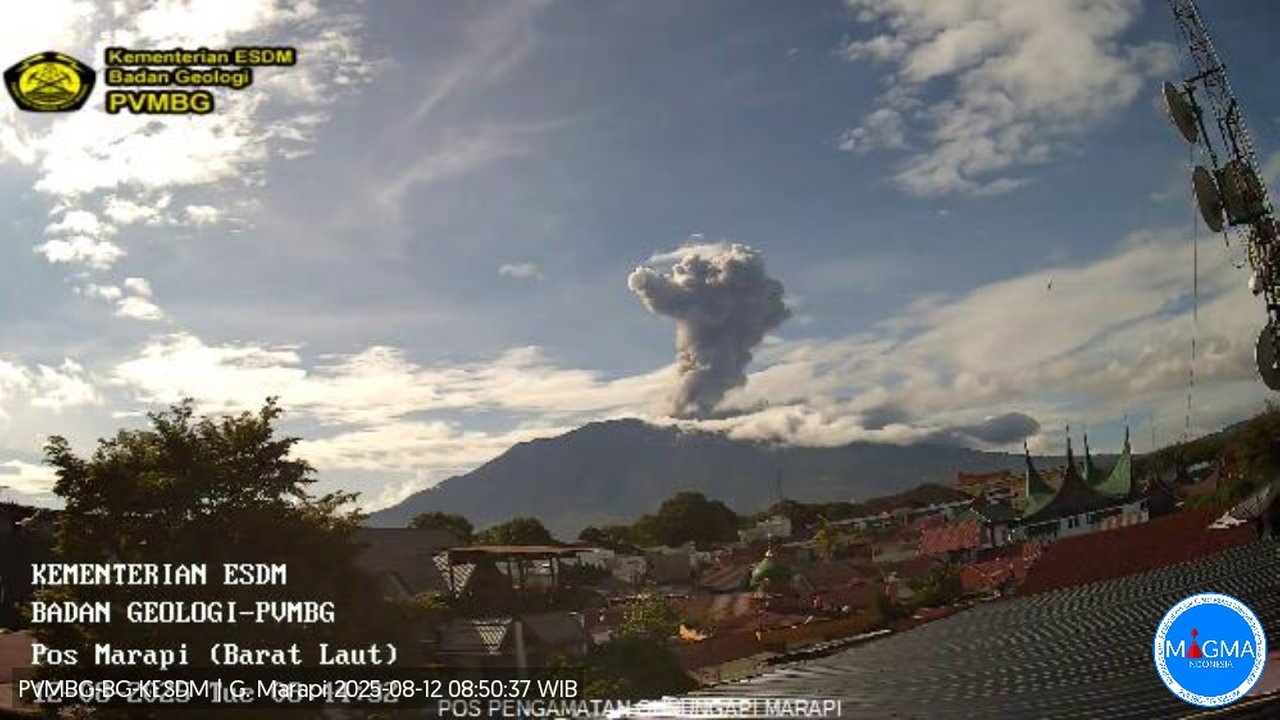 Gunung Marapi Sumbar Erupsi, Warga Agam Terdampak Abu Vulkanik hingga ...