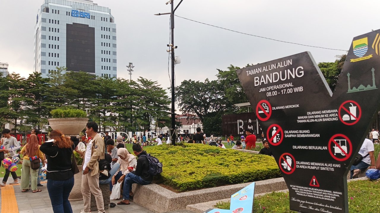 Wajah-Wajah Riang di Taman Alun-Alun Bandung saat Libur Natal 2025