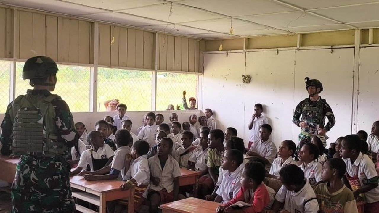Satgas Yonif 521/DY Perkuat Dukungan Pendidikan di Papua, Bagikan Buku ...