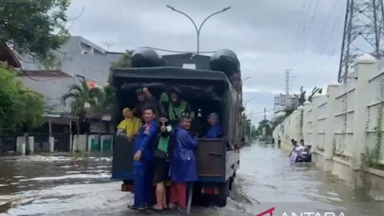 Antisipasi Banjir, Patroli SAR Ditpolairud Polda Metro Jaya Siaga di Pluit