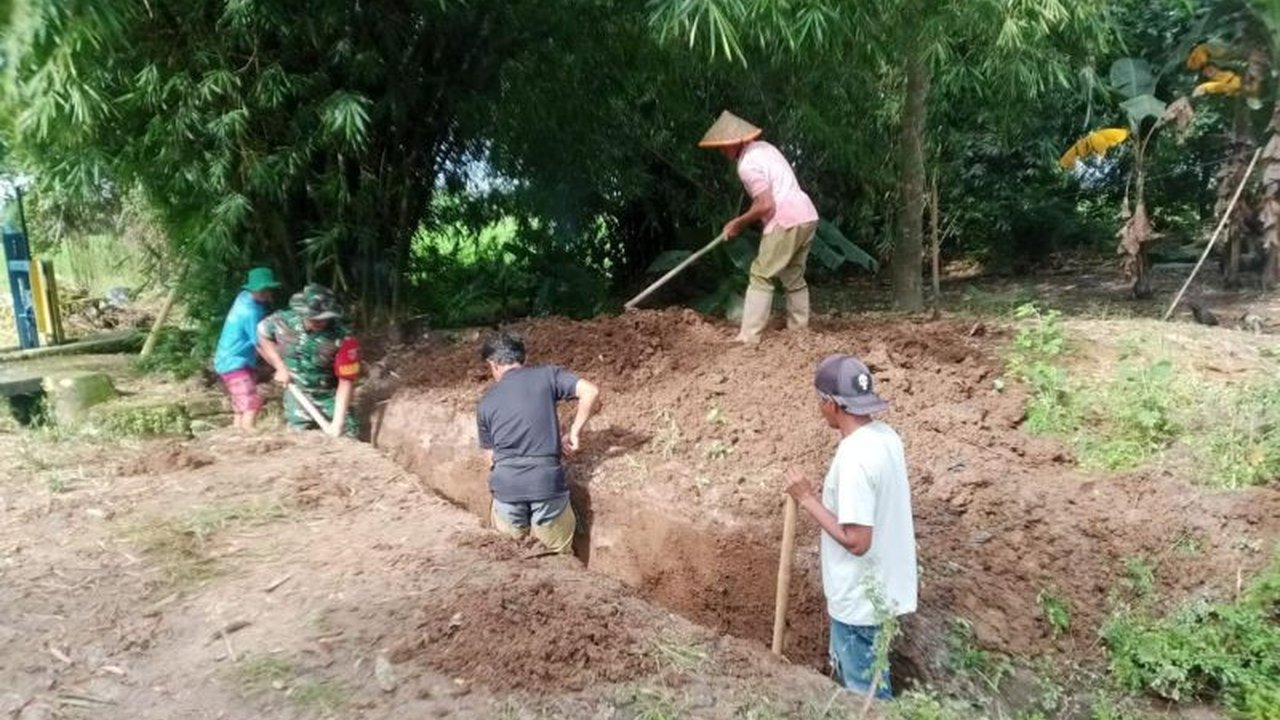 TNI dan Masyarakat Gowa Bersinergi Bersihkan Saluran Air, Antisipasi ...