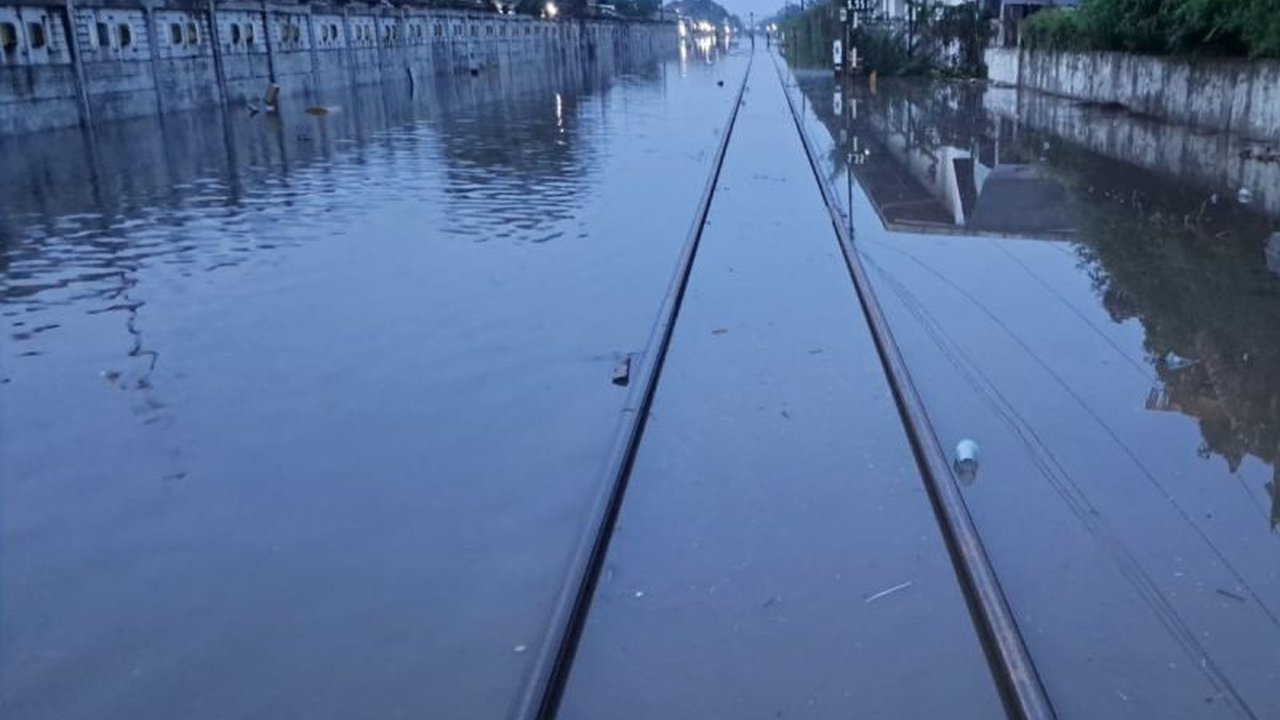 Banjir Pekalongan Paksa Perjalanan KA Berputar ke Selatan, KAI Siapkan ...