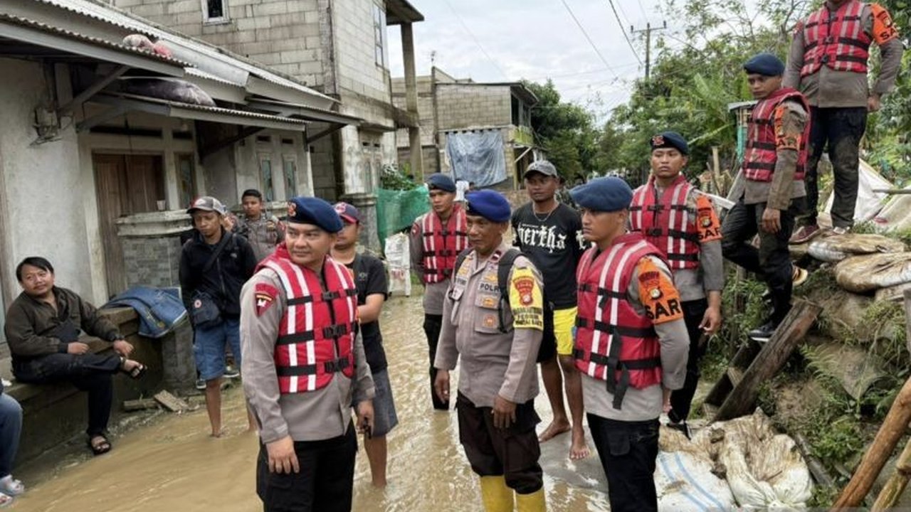 Brimob Polda Metro Jaya Sigap Perbaiki Tanggul Jebol di Muara Gembong ...