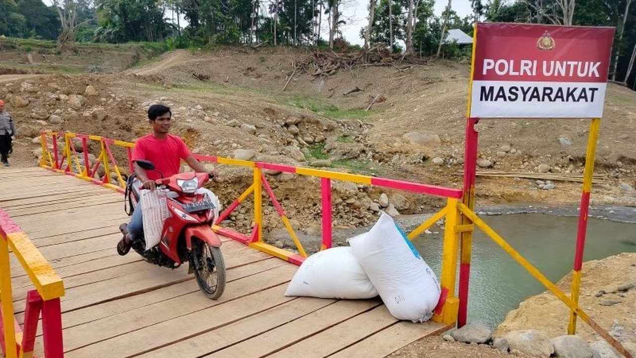 Sat Brimob Polda Sumbar Rampungkan Jembatan Darurat Agam, Pulihkan ...