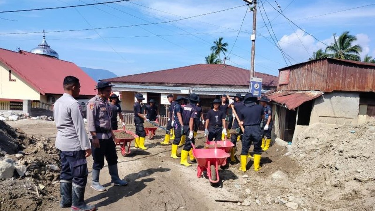 Polri Bantu Bersihkan Banjir Maninjau Agam, Warga Tersenyum Lega Usai ...