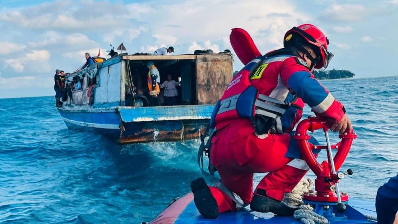Gulkarmat Berhasil Evakuasi Kapal Pulau Panggang Akibat Overload dan ...