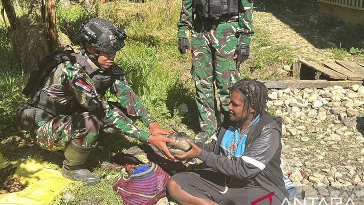Satgas Yonif 511/DY Bagikan Bapok ke Warga Numbukawi Lanny Jaya, Wujud ...
