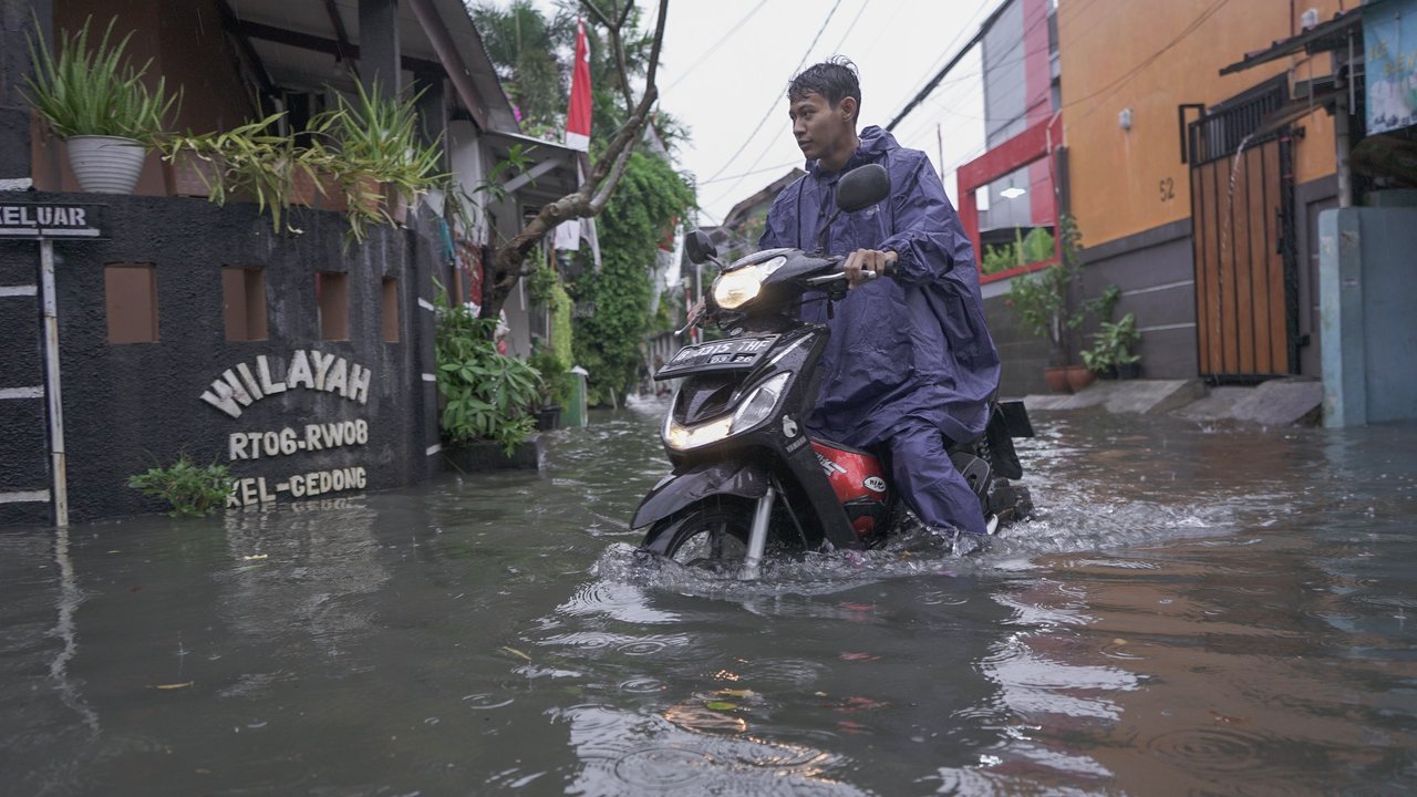 Diguyur Hujan Deras, Sejumlah Ruas Jalan Jakarta Alami Kepadatan