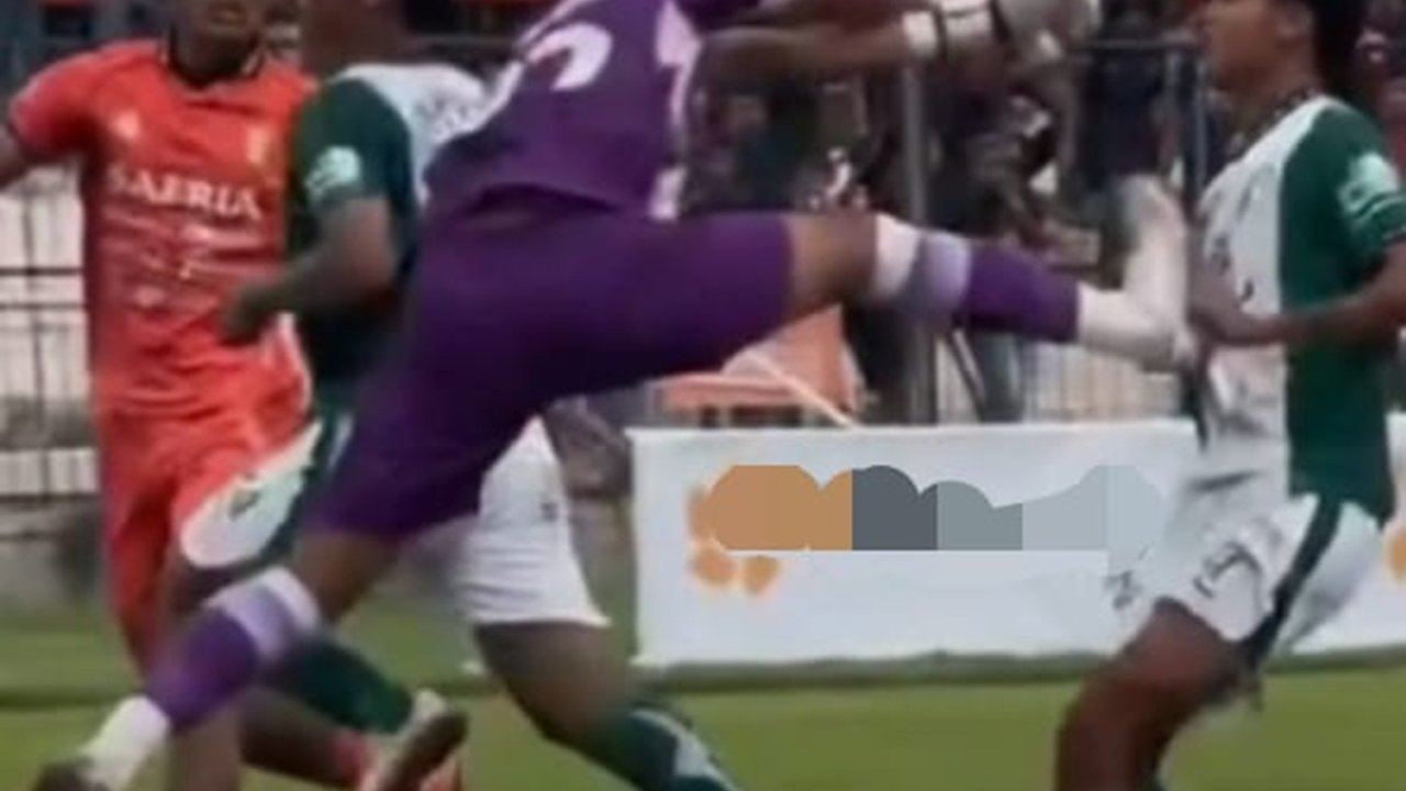 Tendangan Kungfu Berbuntut Panjang, Kiper PSIR Kena Sanksi Dilarang ...