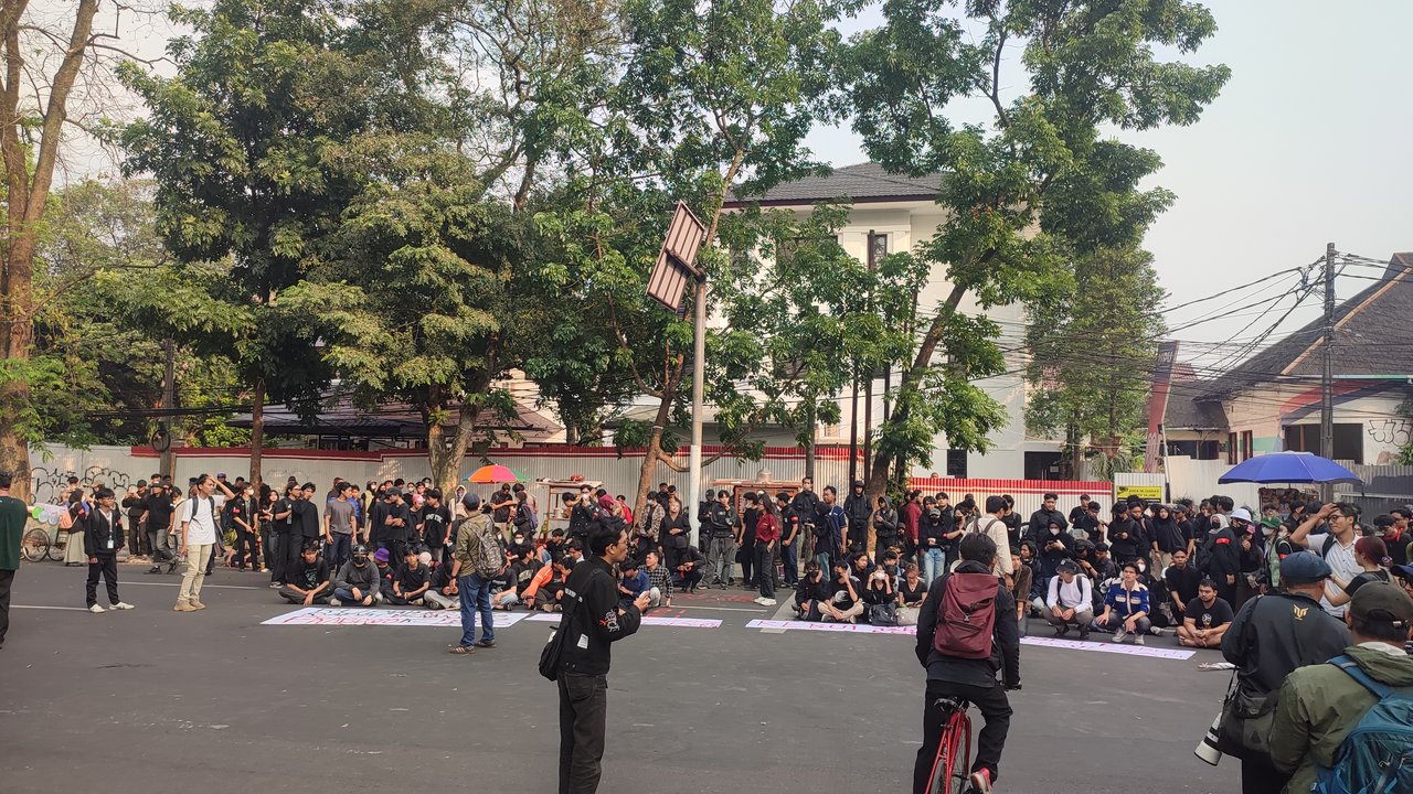 Mahasiswa Kepung DPRD Jabar, Desak Turunkan Harga BBM hingga Reforma ...
