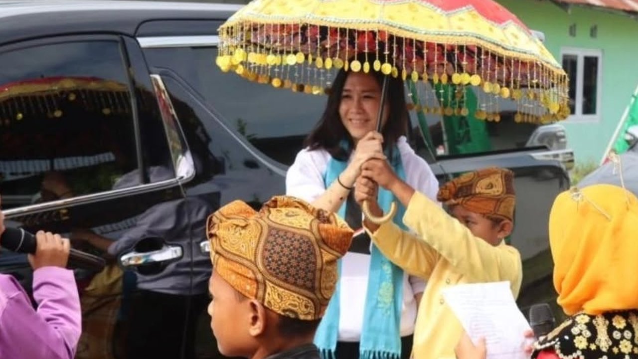 Momen Seru Veronica Tan Pose Bareng Hiu Paus Sherly di Gorontalo 'Saya ...