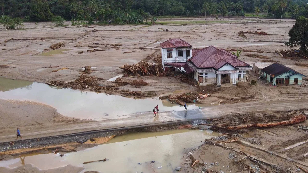 FOTO: Kerusakan Parah Akibat Banjir Bandang di Batang Toru, Tapanuli ...