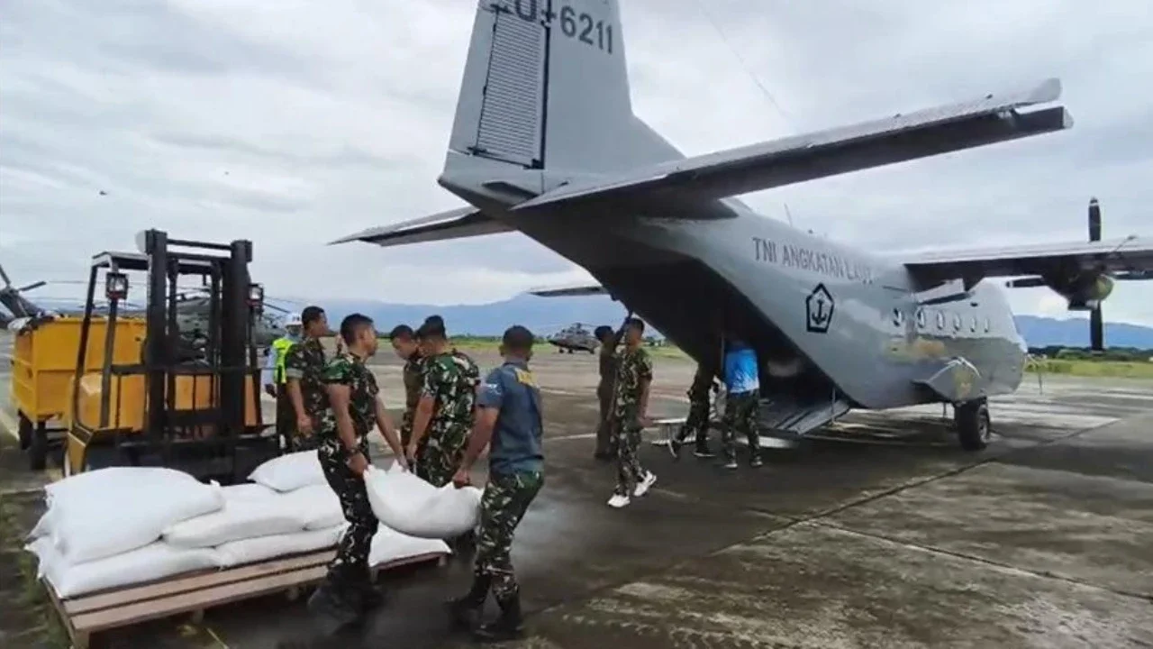 Gunakan Pesawat NC 212-200, TNI AL Salurkan Bantuan Bencana Lewat Udara ...