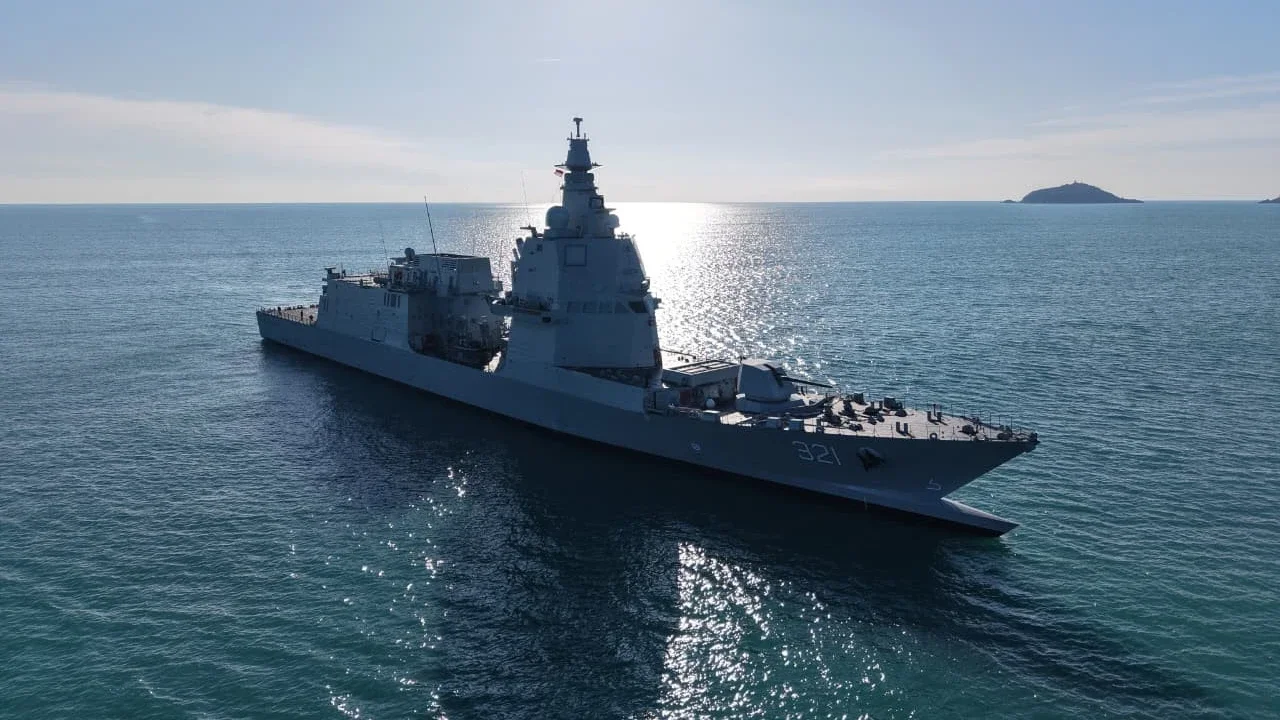 FOTO: KRI Prabu Siliwangi 321 Laksanakan Penembakan Perdana Meriam 76 Mm