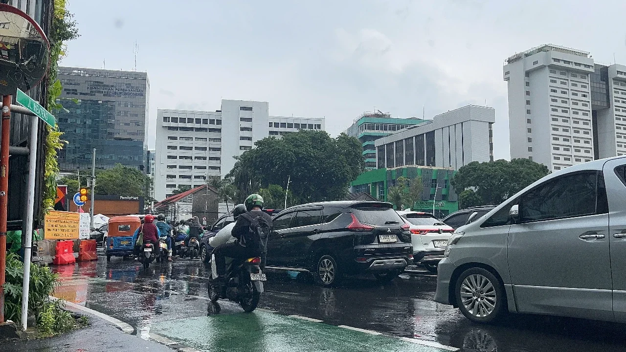 Hujan Deras Terjang Jakarta, Arus Lalu Lintas Tugu Tani Jakpus Macet