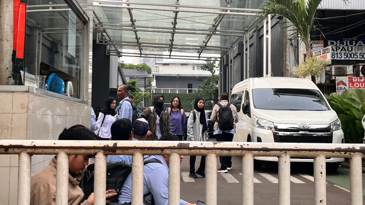 TNI Jaga Ketat Kantor BGN Usai Dadan Hindayana Dicopot, Pegawai-Tamu ...